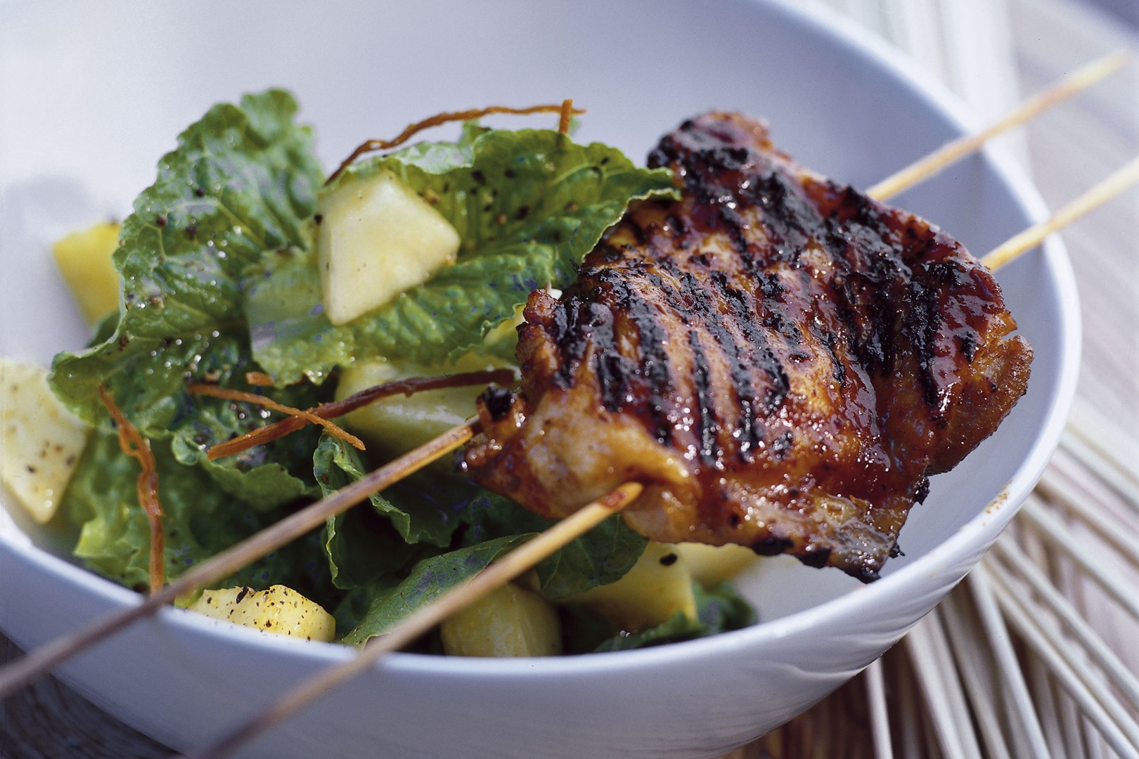 Grillad kyckling med äpple- och ananassallad | Recept från Santa Maria