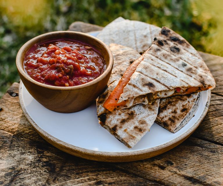 Grillitud quesadilla'd "päästetud" ahjujuurviljadega