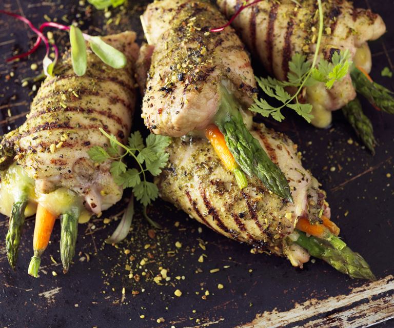 Grillad kycklinglårfilé fylld med cheddar och primörer | Recept från ...