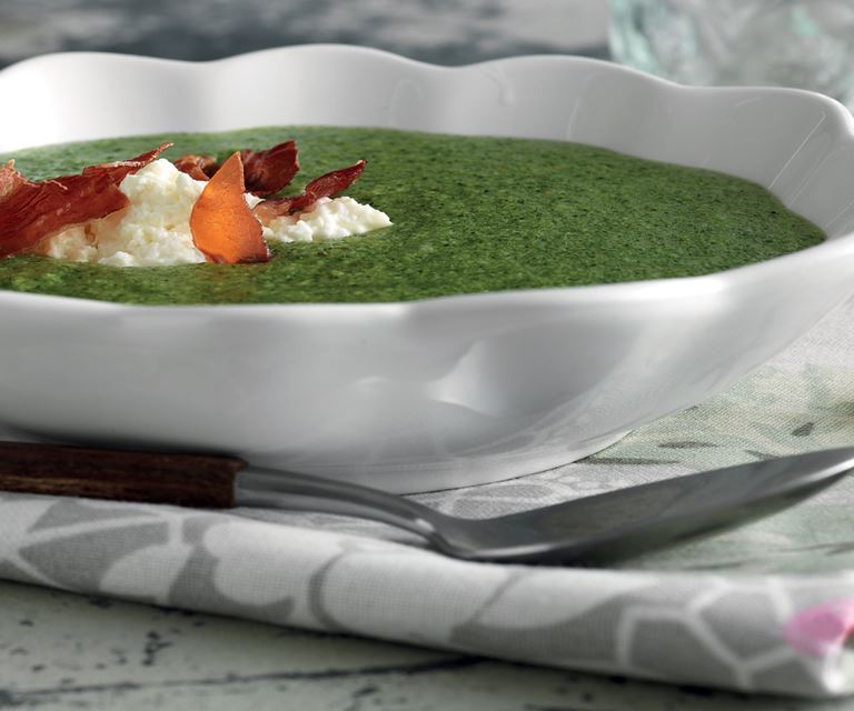 Broccolisoppa med örtsalt och getostcrème | Recept från Santa Maria