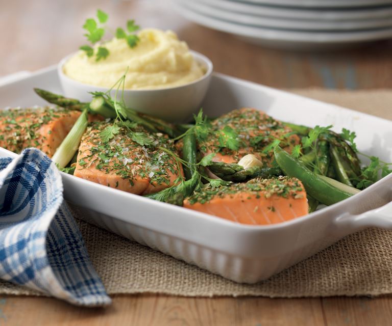Örtbakad laxfilé med palsternackspuré | Recept från Santa Maria