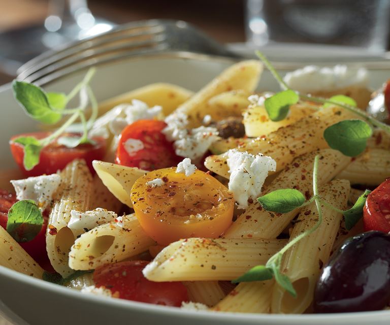 Grekisk pasta med fetaost, oliver och färsk oregano | Recept från Santa ...
