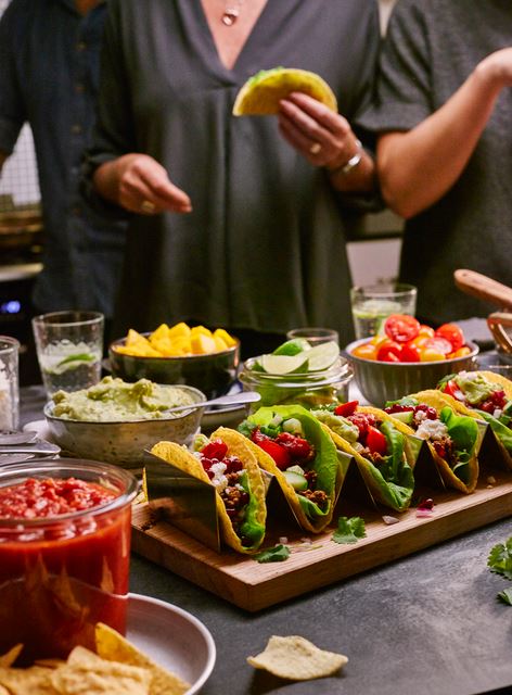 Taco met gehakt, gevuld met verse groenten