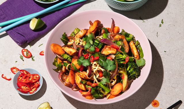 Kycklingwok med nudlar | Ett recept från Santa Maria