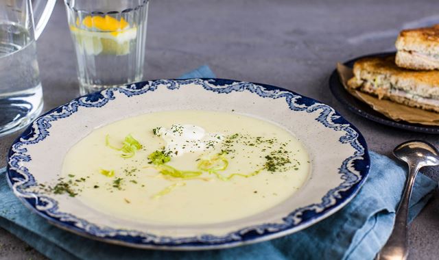 Potatis- och purjolökssoppa med ramslökstoast | Ett recept från Santa Maria