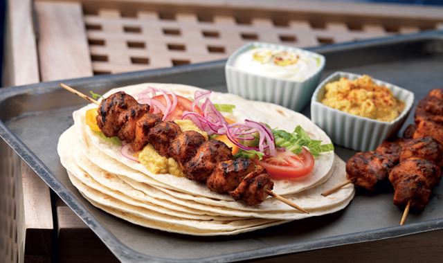Grillad kycklingkebab med chilihummus | Recept från Santa Maria