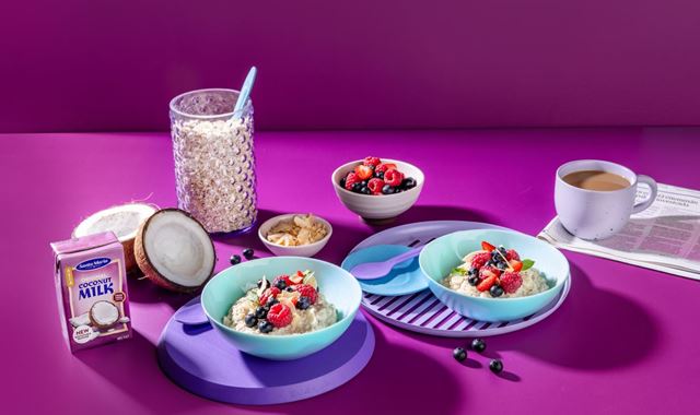 Kokosriekstu un auzu pārslu putra ar ogām