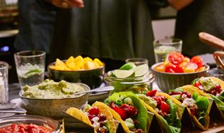 Taco met gehakt, gevuld met verse groenten