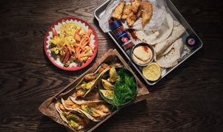 Friterad fisk med currypicklade grönsaker, rökt paprikamajonnäs och ...