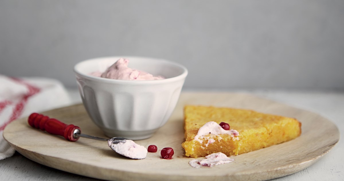 Pehmeä valkosuklaa-sahrami-mutakakku | Santa Maria