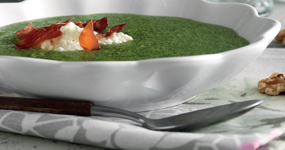 Broccolisoppa med örtsalt och getostcrème | Recept från Santa Maria