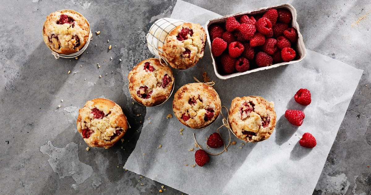 Kardemummamuffins med hallon, vanilj och smulpajstopping | Recept från ...