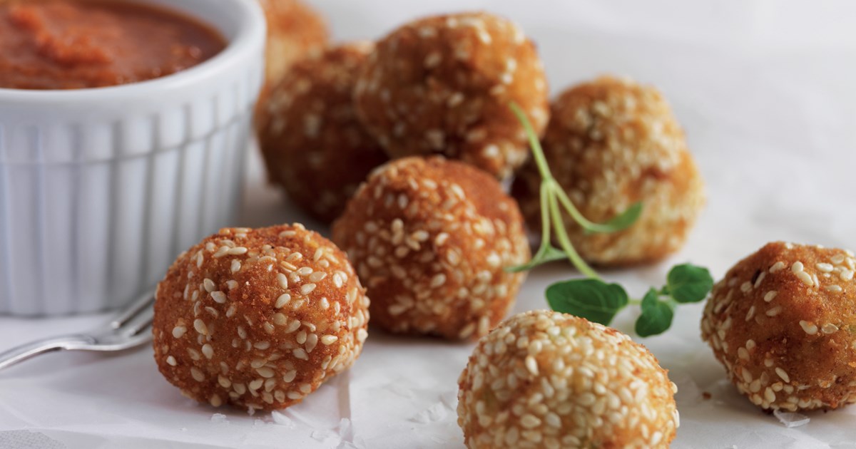 Kycklingfritters med russin- och chilidipp | Recept från Santa Maria