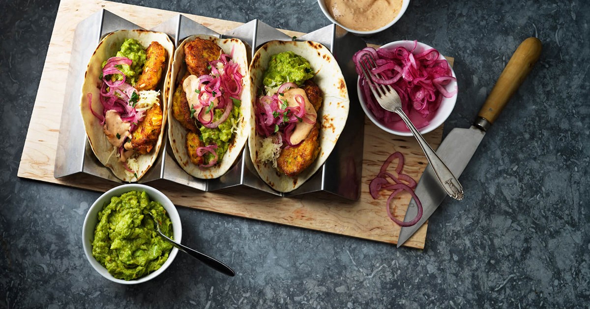 Taco med cornfritters, guacamole & syltet rødløk | Santa Maria