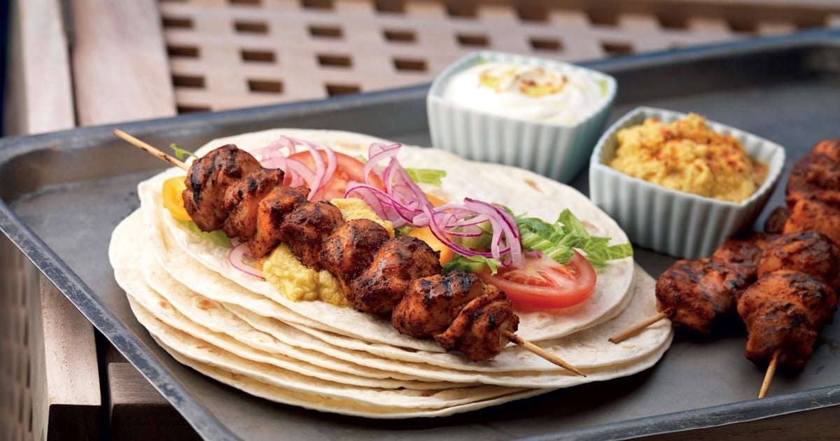 Grillad kycklingkebab med chilihummus | Recept från Santa Maria