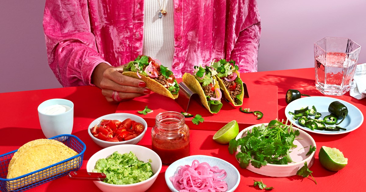 Taco gevuld met verse groenten, kaas en tacosaus