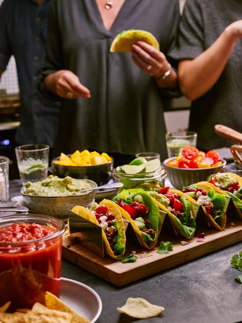 Taco met gehakt, gevuld met verse groenten