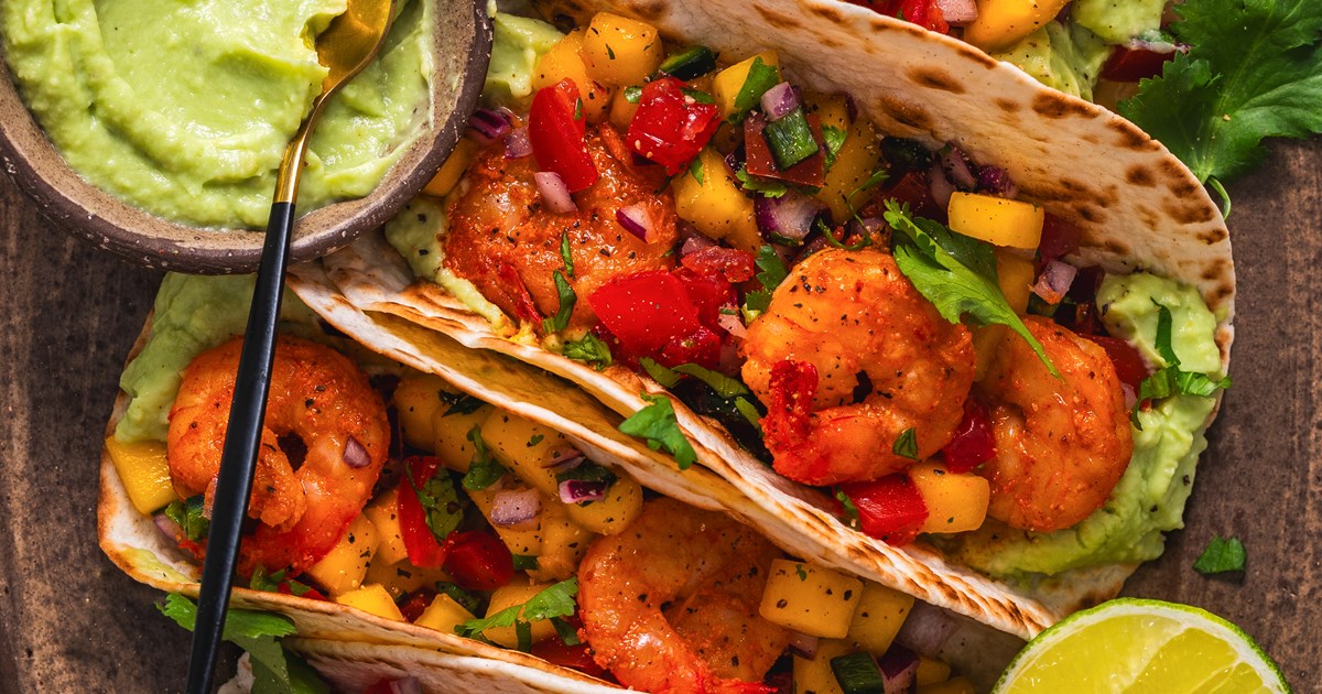 Takai su avokadų kremu, krevetėmis ir mangų salsa
