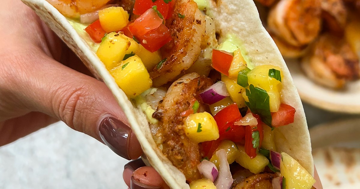Takai su avokadų kremu, krevetėmis ir mangų salsa
